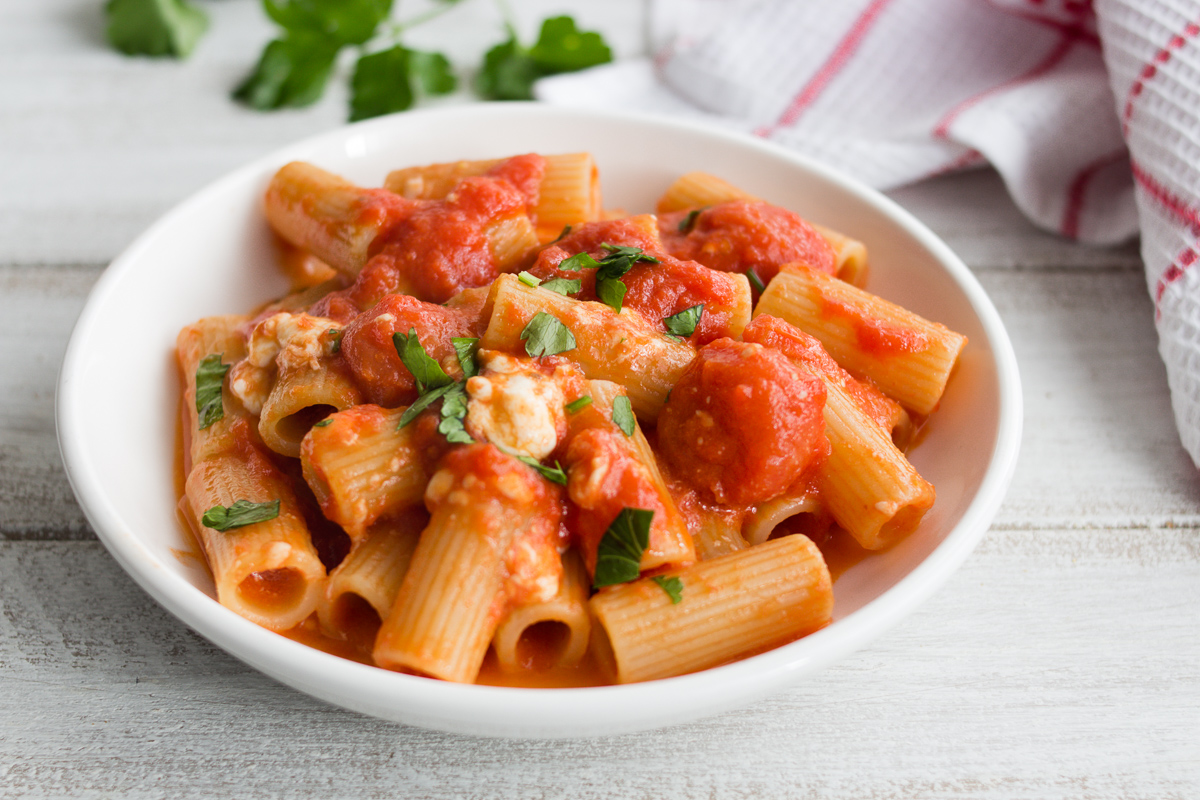 Rigatoni con Sugo di Pomodoro Invernale